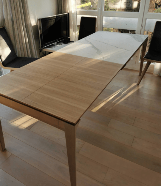 Table design en chêne Buzz - Meubles Hummel